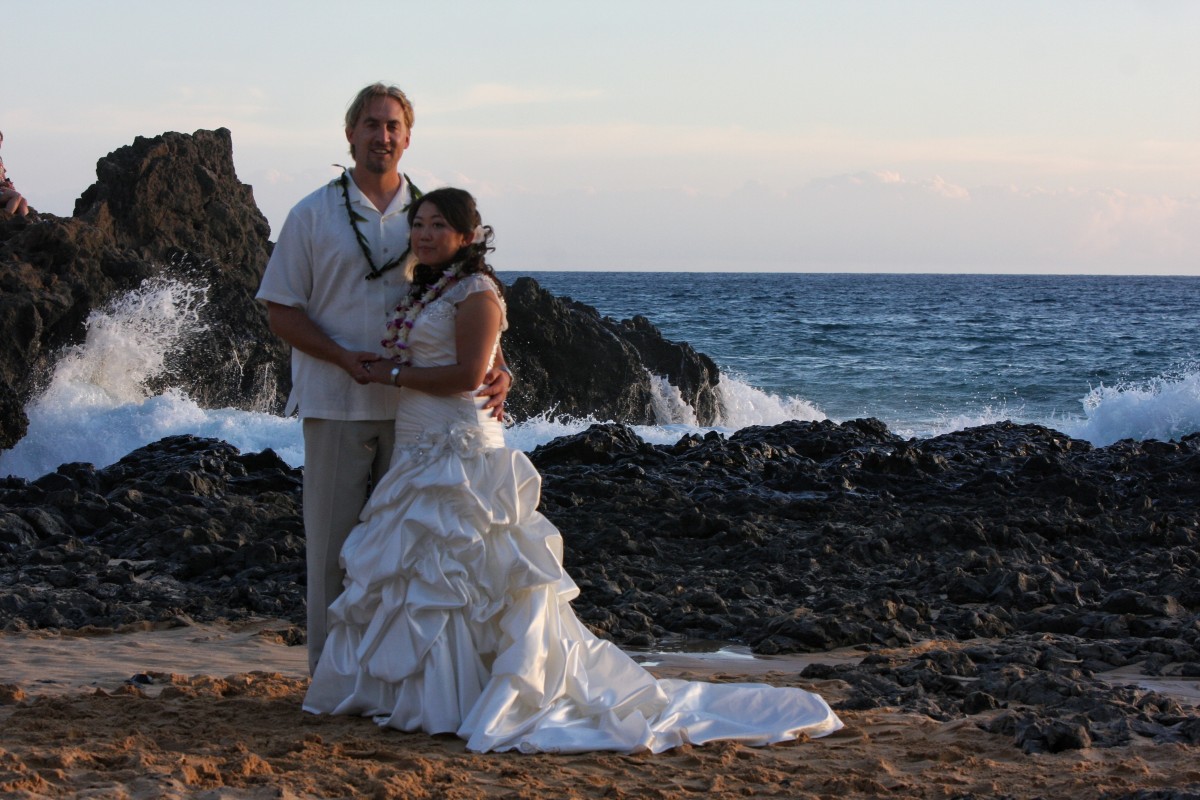Shupiens celebrate getting married on Maui